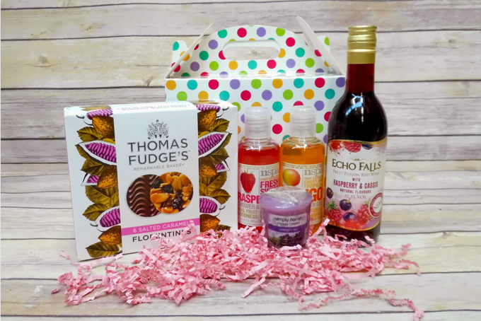 Pack of 10 GABLE BOXES 17x10x14cm - SPOTS - www.giftbasketsforyou.co.uk